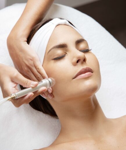 Qué es la Microdermoabrasion facial y sus beneficios para la piel